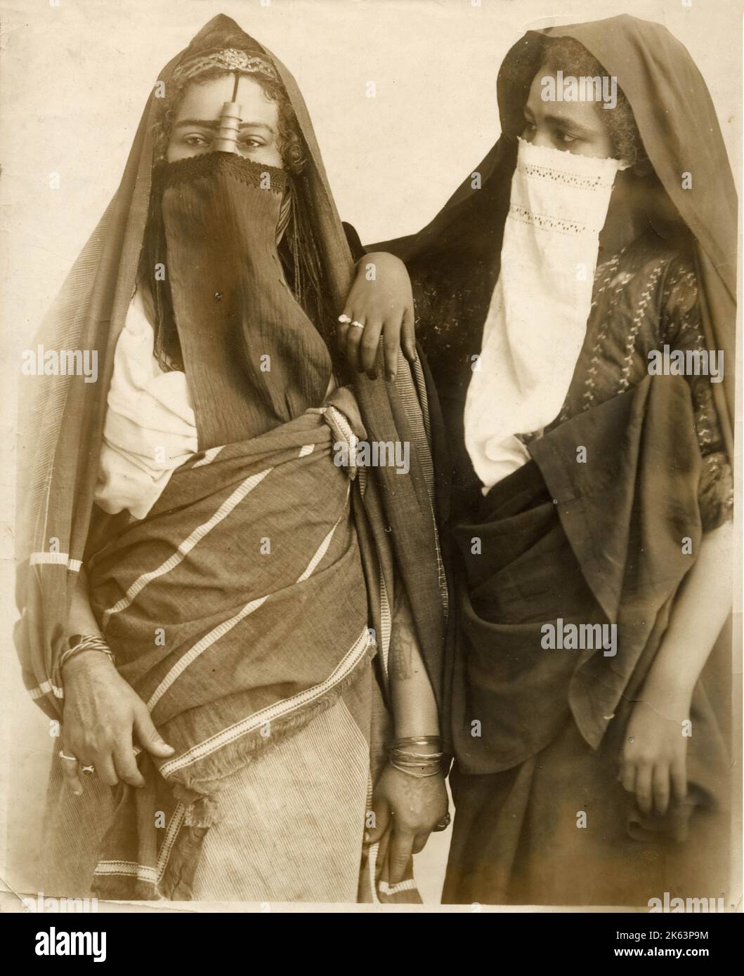 Two young Egyptian women wearing veils Stock Photo - Alamy