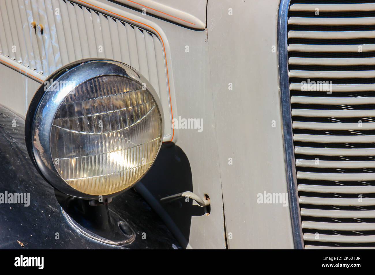 Old Glass Headlight On Fender Of Antique Car Stock Photo - Alamy