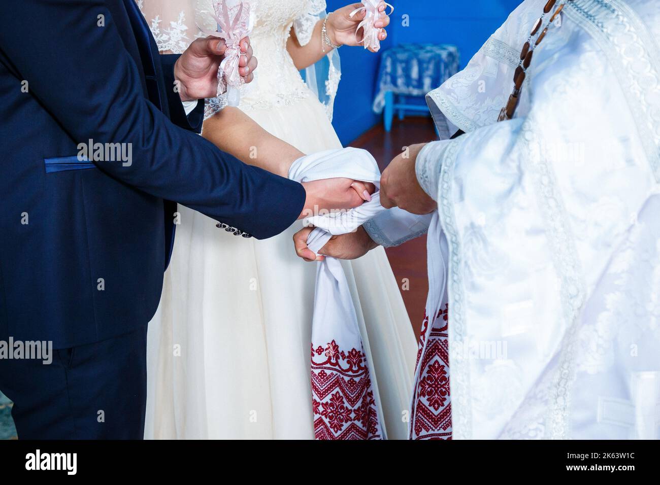 Bride and groom hold hands on wedding day Stock Photo - Alamy