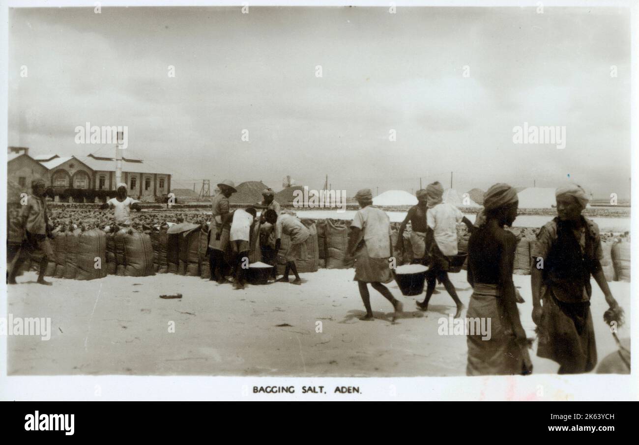 Bagging up salt - Aden, Yemen Stock Photo - Alamy