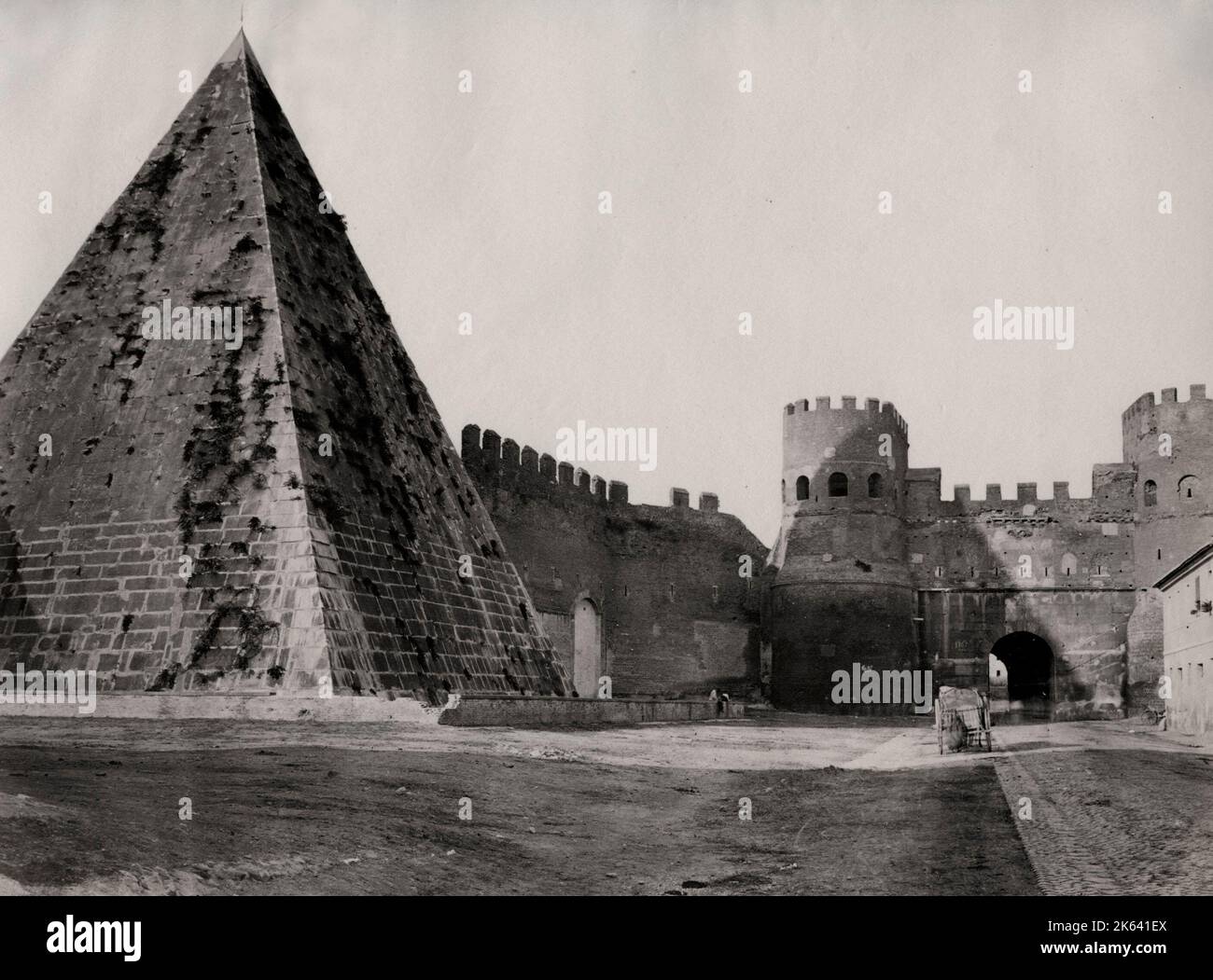 Pyramid rome italy hi-res stock photography and images - Alamy