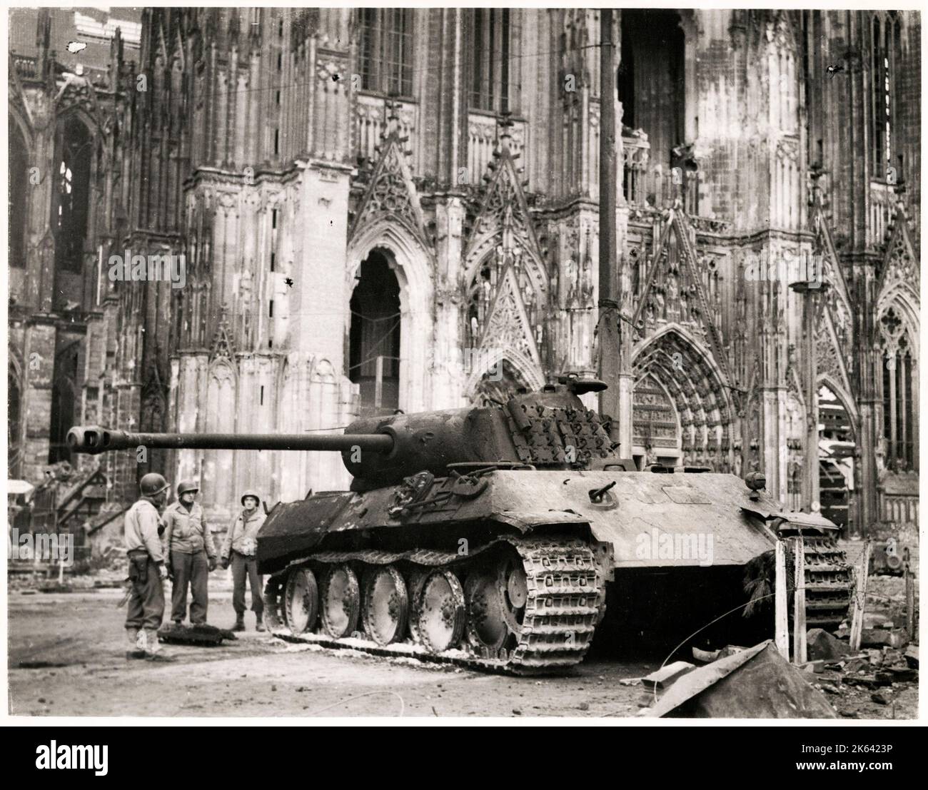 Soldier in tank hi-res stock photography and images - Alamy