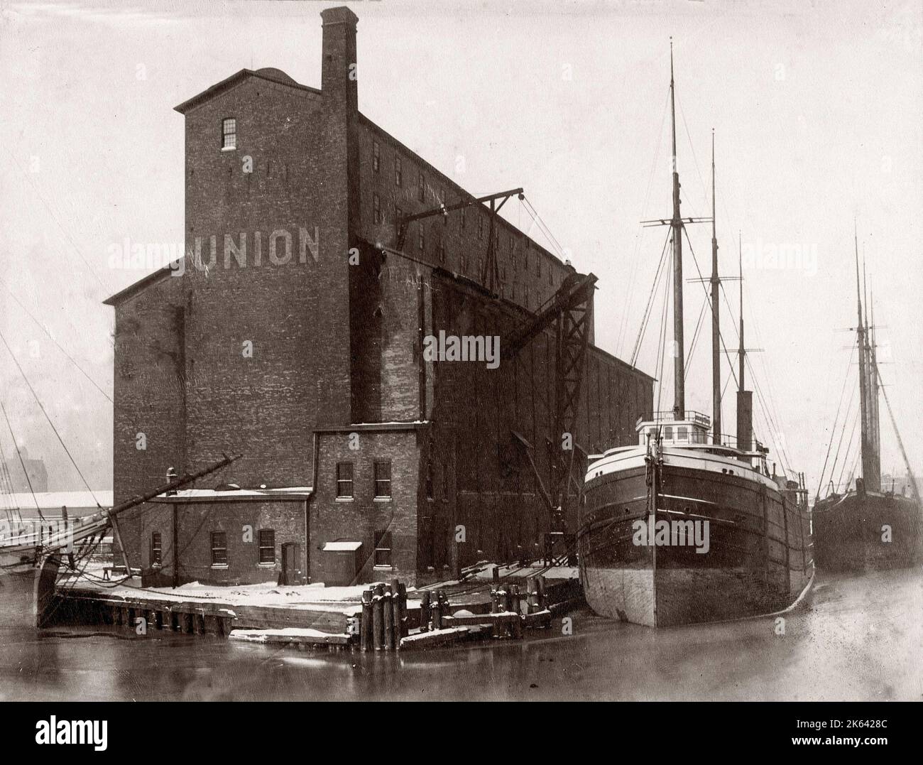 c.1900s - grain store and ship in dock , Chicago port Stock Photo - Alamy