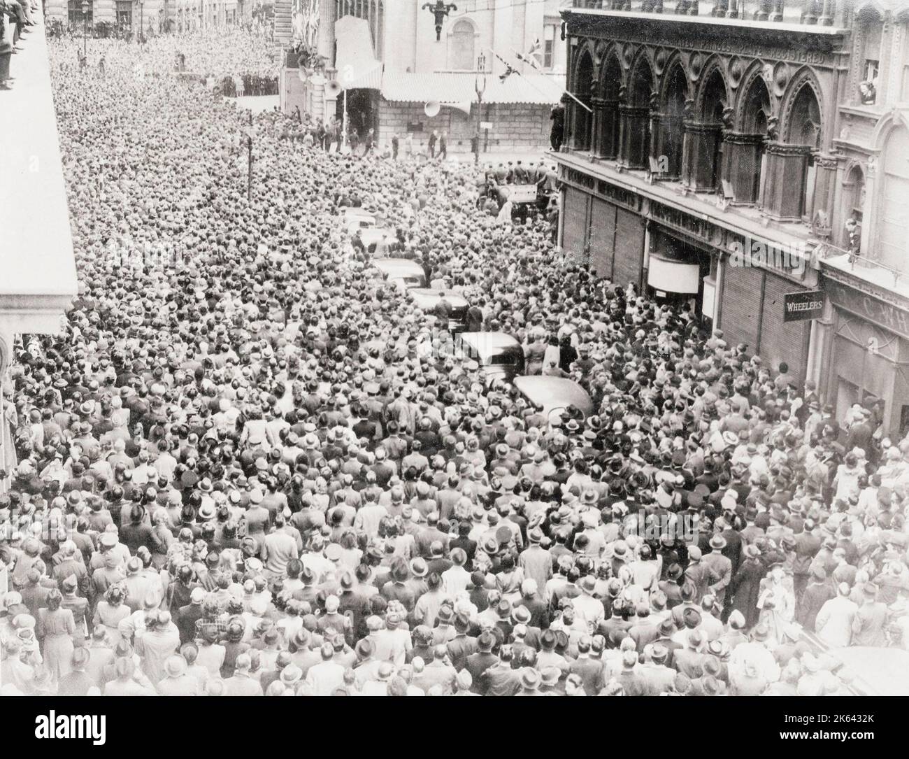 Crowds outside mansion house hi-res stock photography and images - Alamy