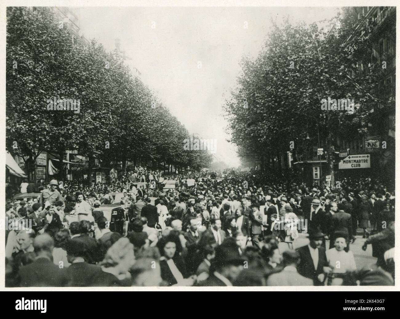 Crowd celebrations paris hi-res stock photography and images - Alamy