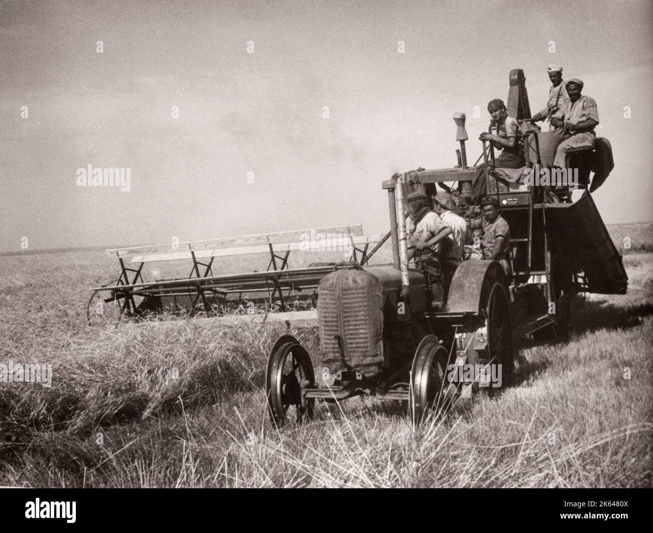 Combine harvester 1940s hi-res stock photography and images - Alamy
