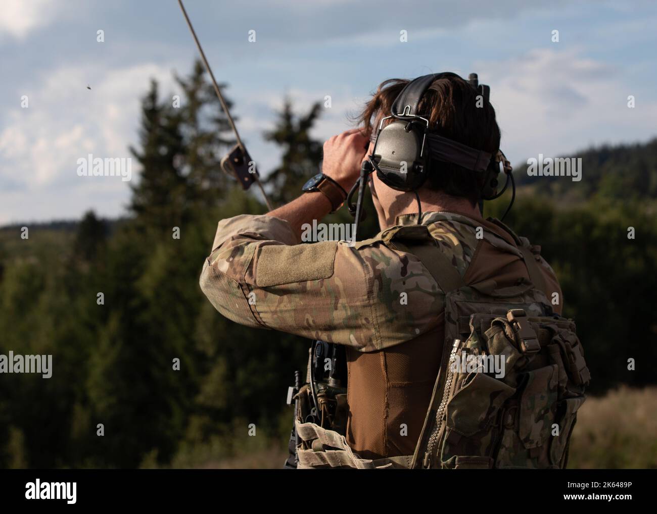 A U.S. Green Beret Joint Terminal Attack Controller (JTAC) from 10th ...