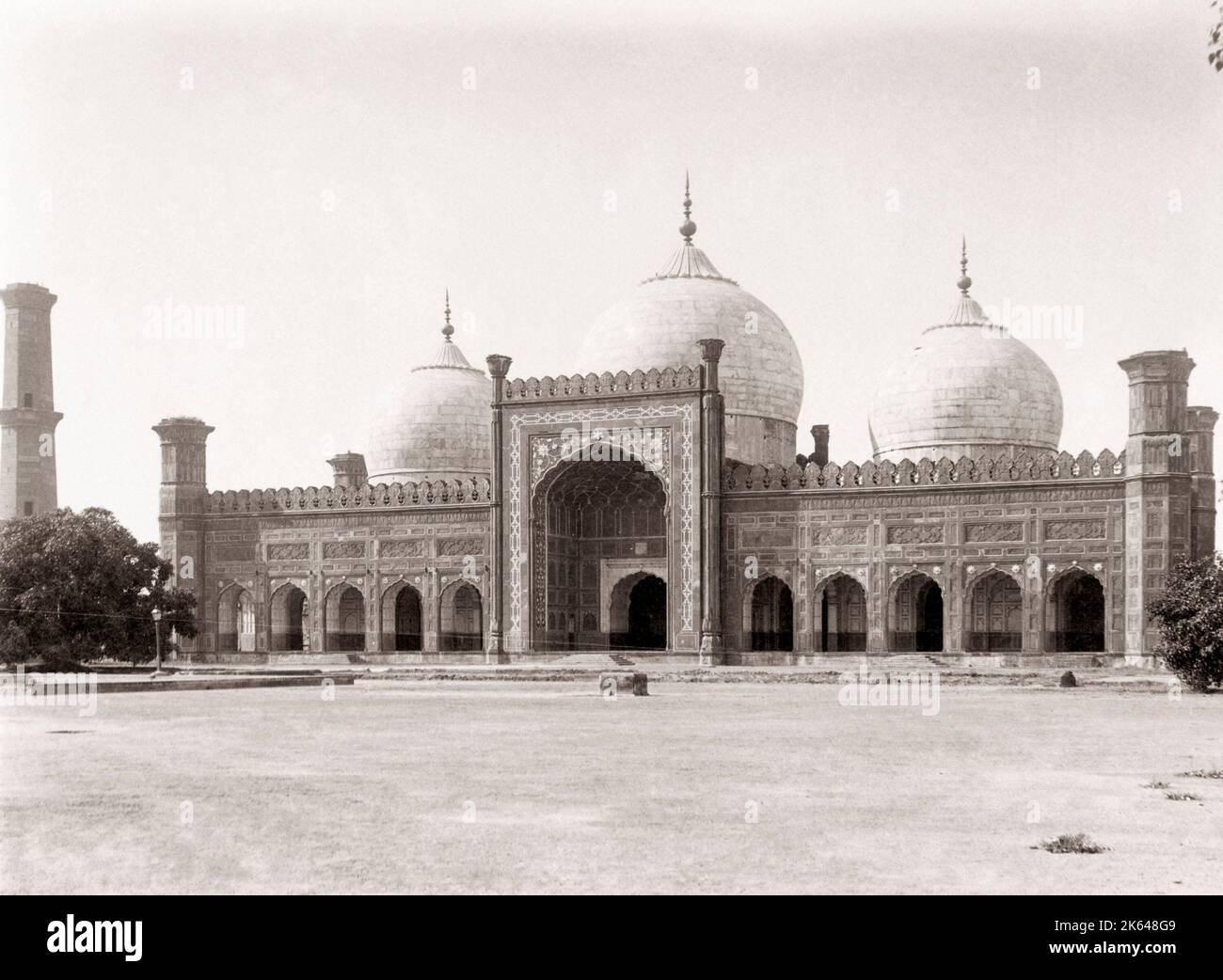 Historical badshahi mosque hi-res stock photography and images - Alamy