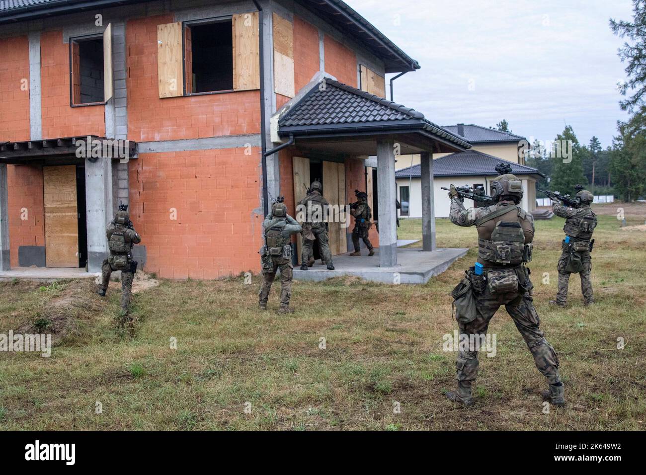 Polish soldiers assigned to the 1st Territorial Defense Forces Brigade ...