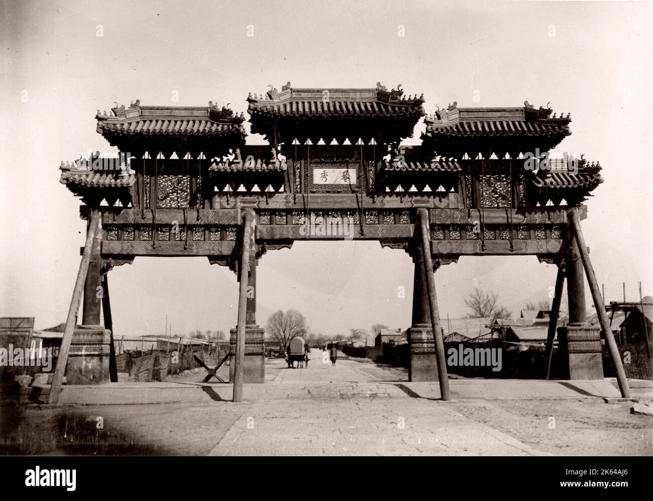 Chinese street traditional pailou paifang hi-res stock photography and images - Alamy