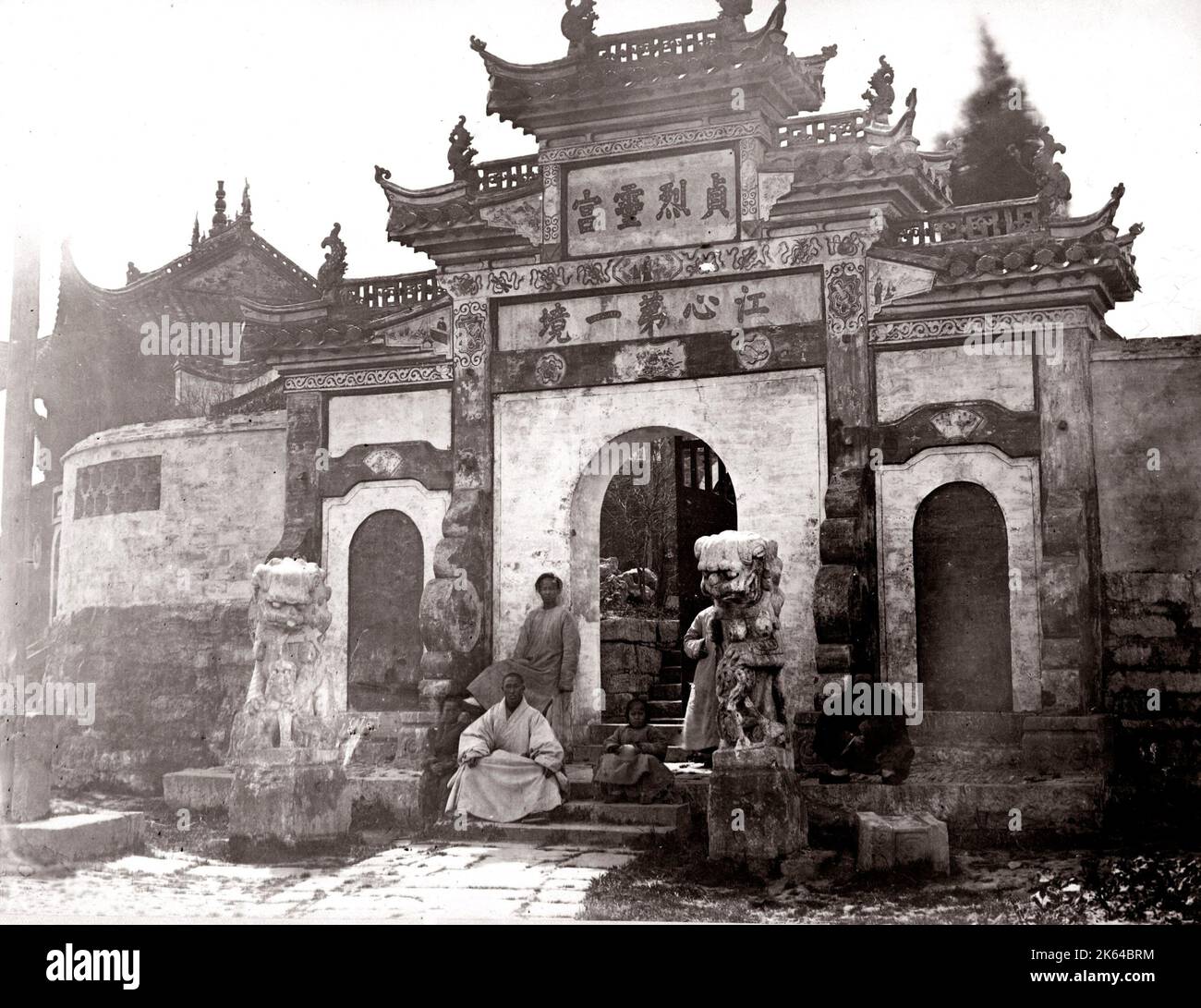 c.1880s China - exterior view of a temple wuhan Stock Photo - Alamy