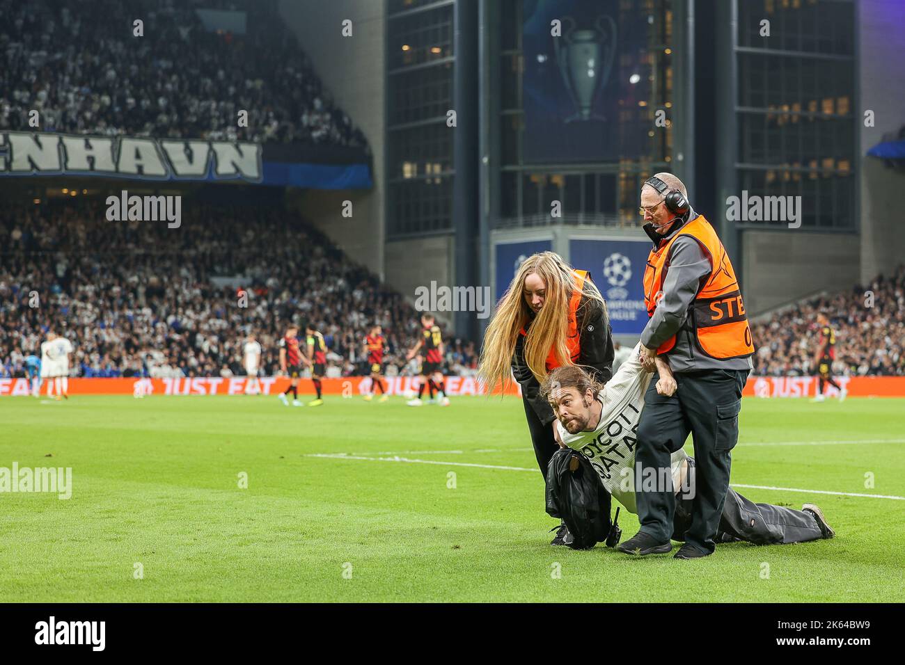 Copenhagen, Denmark. 11th Oct, 2022. A spectator makes a pitch invation ...