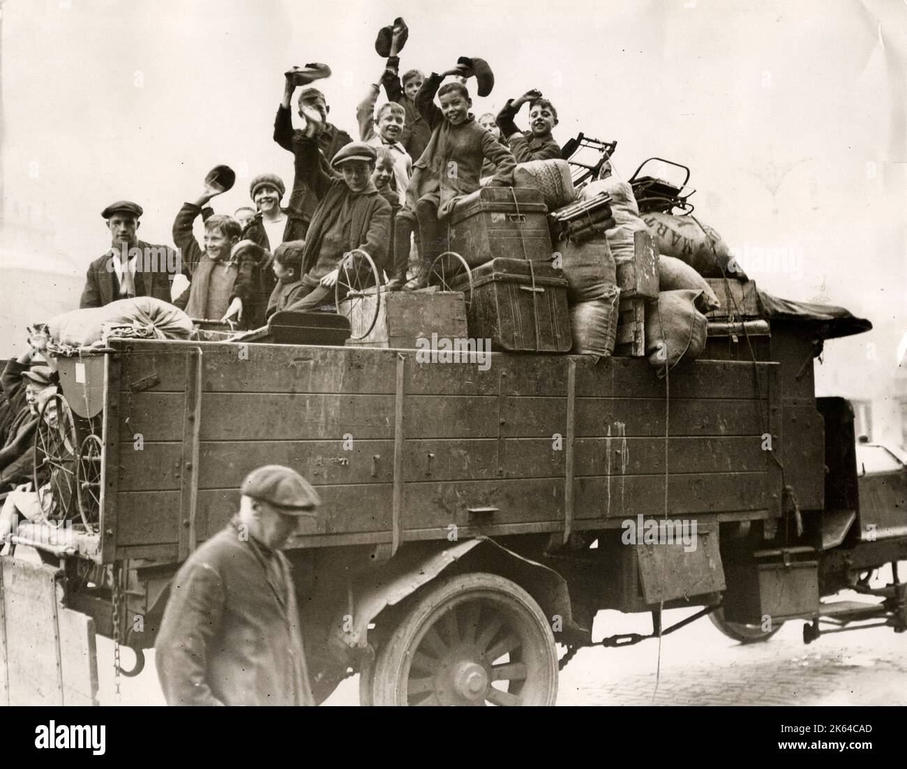 Children on their way from the East End of London to pick hops in the ...