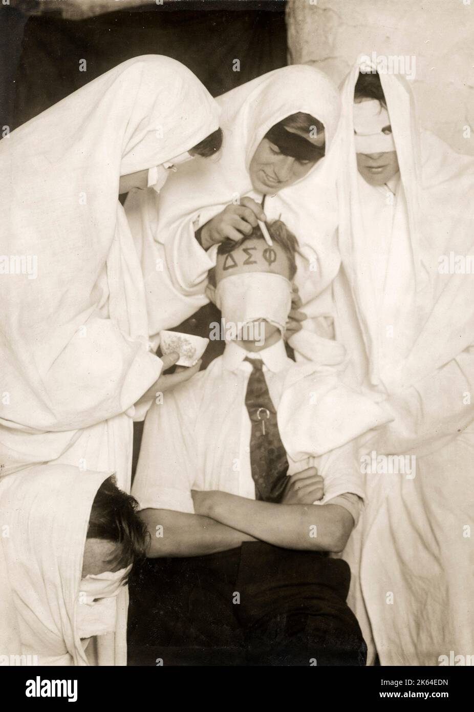 Women in 1920s clothes hi-res stock photography and images - Alamy