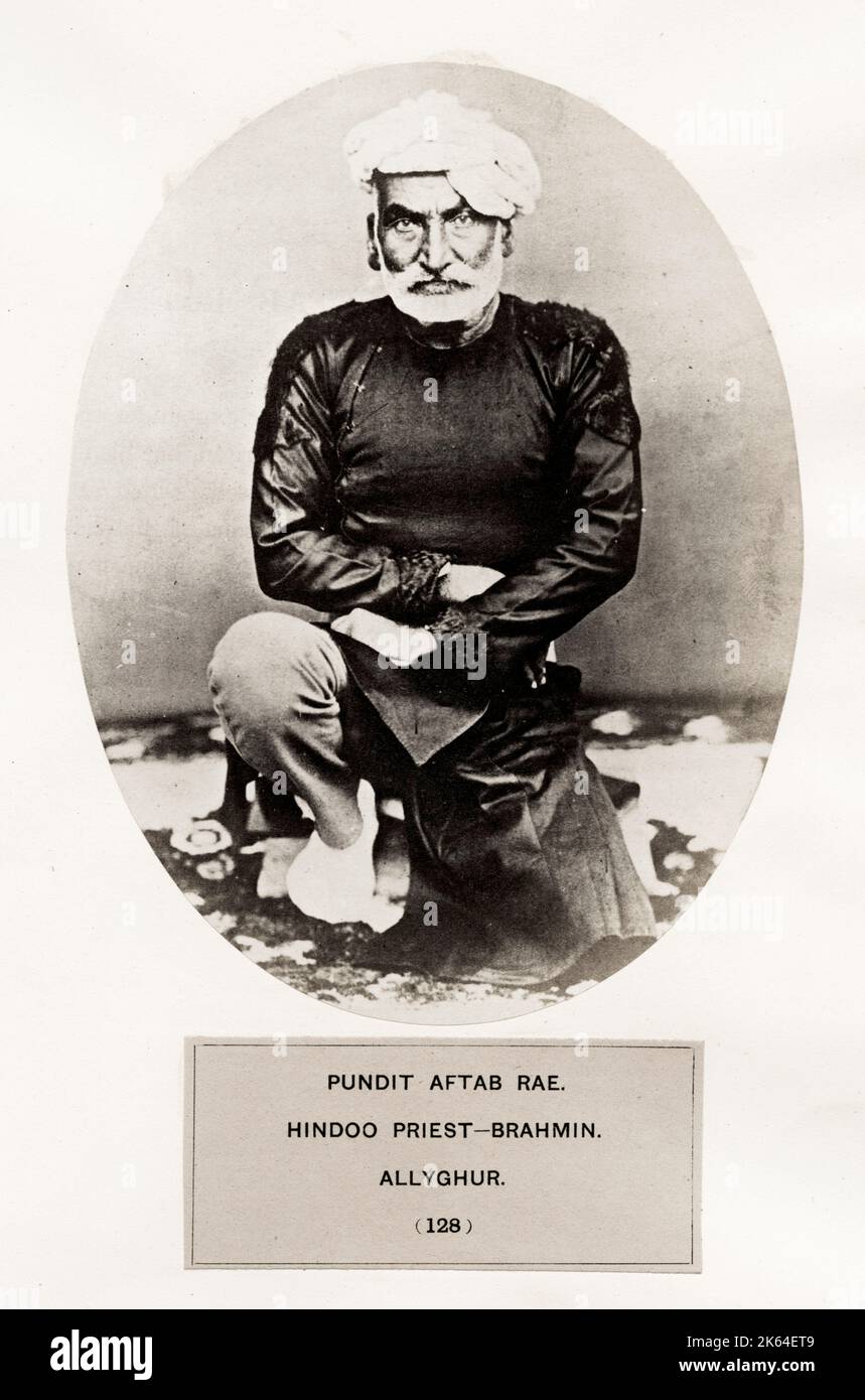 Indian hindu priest hi-res stock photography and images - Alamy