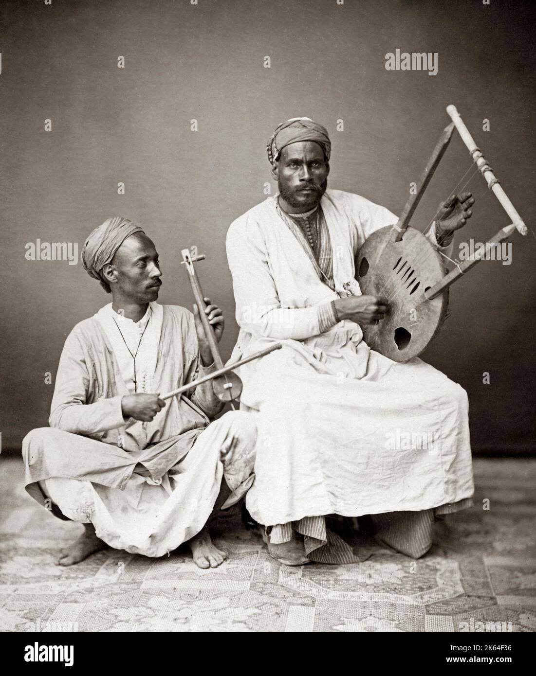 Vintage musical instruments hi-res stock photography and images - Alamy