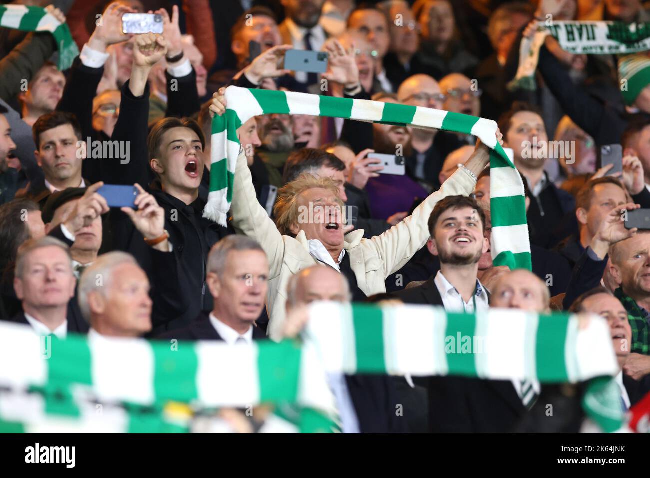 Rod stewart in stands uefa champions league match celtic park hi-res ...