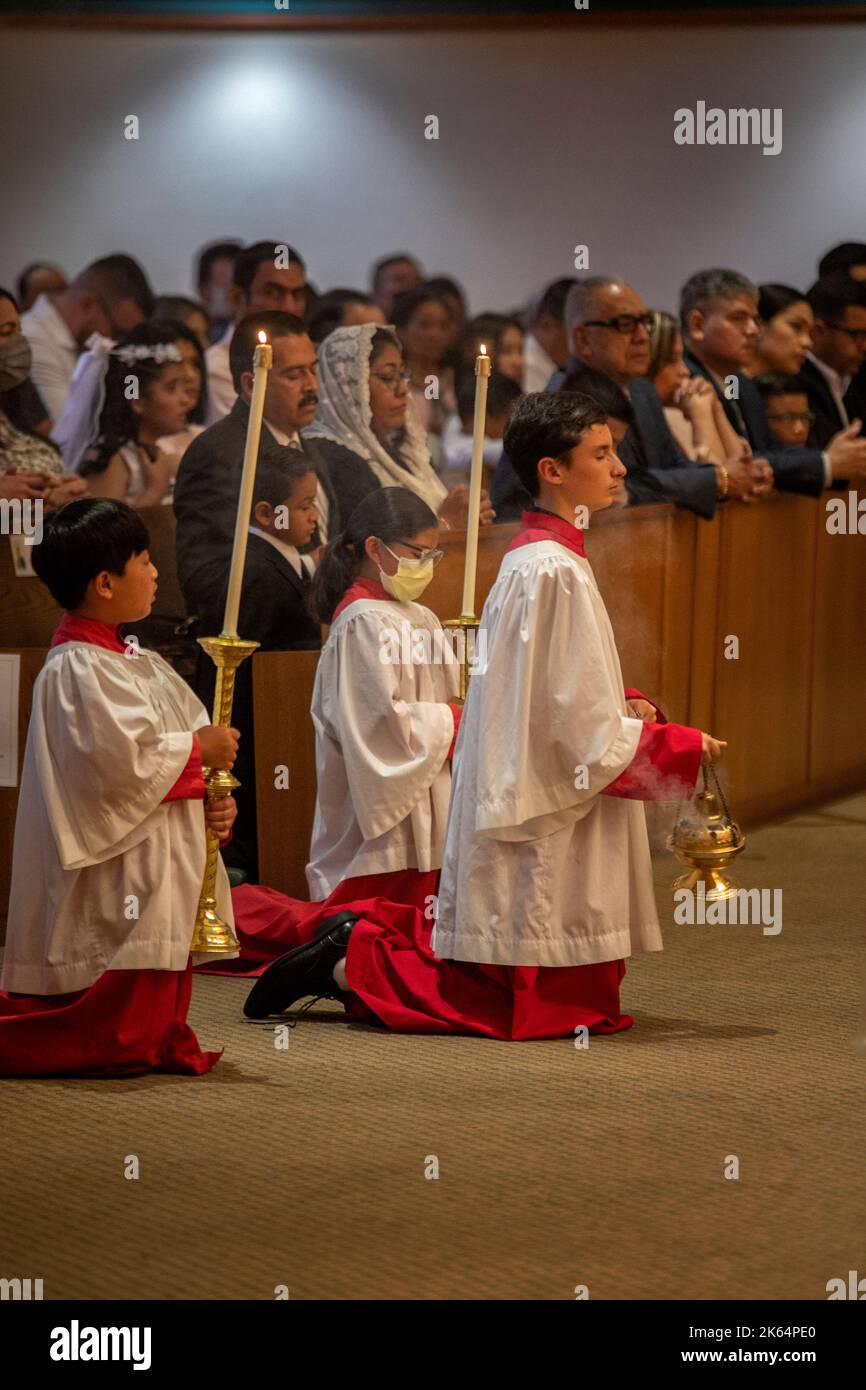 Child kneeling catholic altar hi-res stock photography and images - Alamy