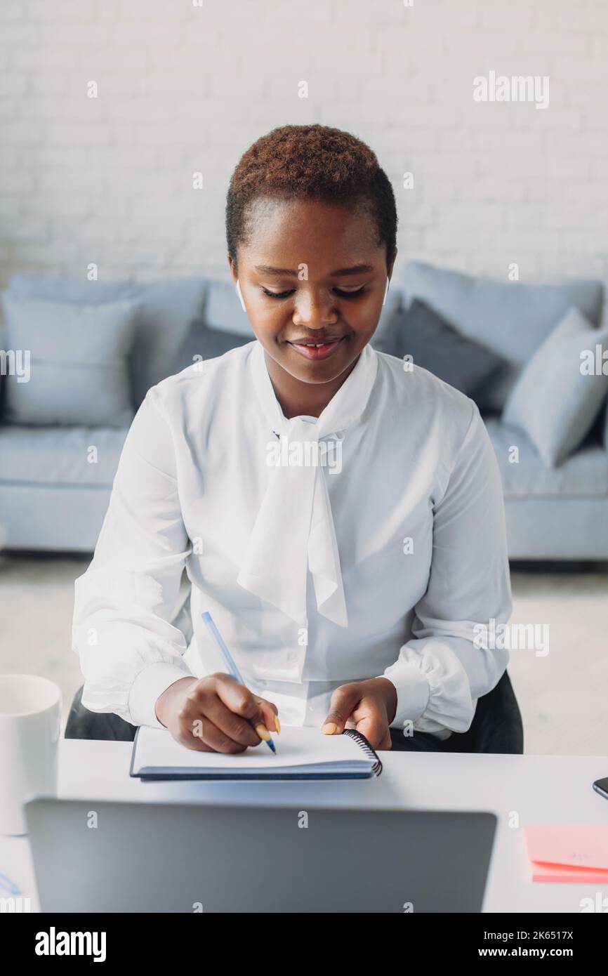Photo of cheerful businesswoman smiling toothily sitting at desktop ...