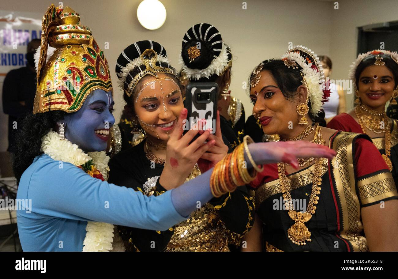 Traditional Indian dancers takes photos of Prime Minister Justin ...