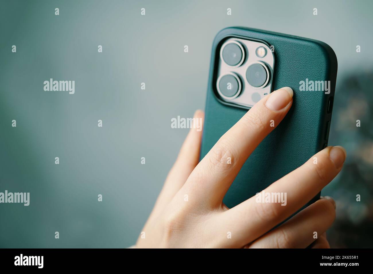 Iphone 13 holding hi-res stock photography and images - Alamy