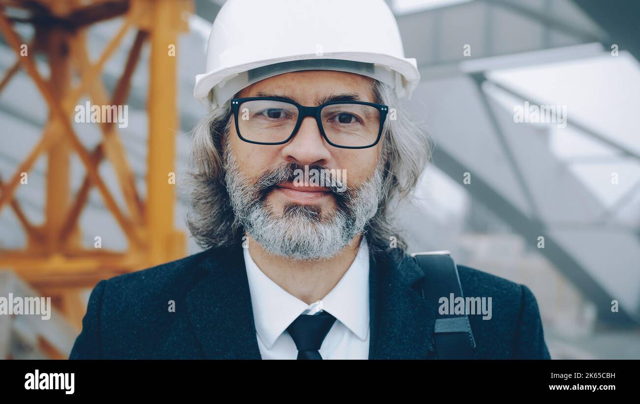 Senior businessman wearing suit hi-res stock photography and images - Alamy