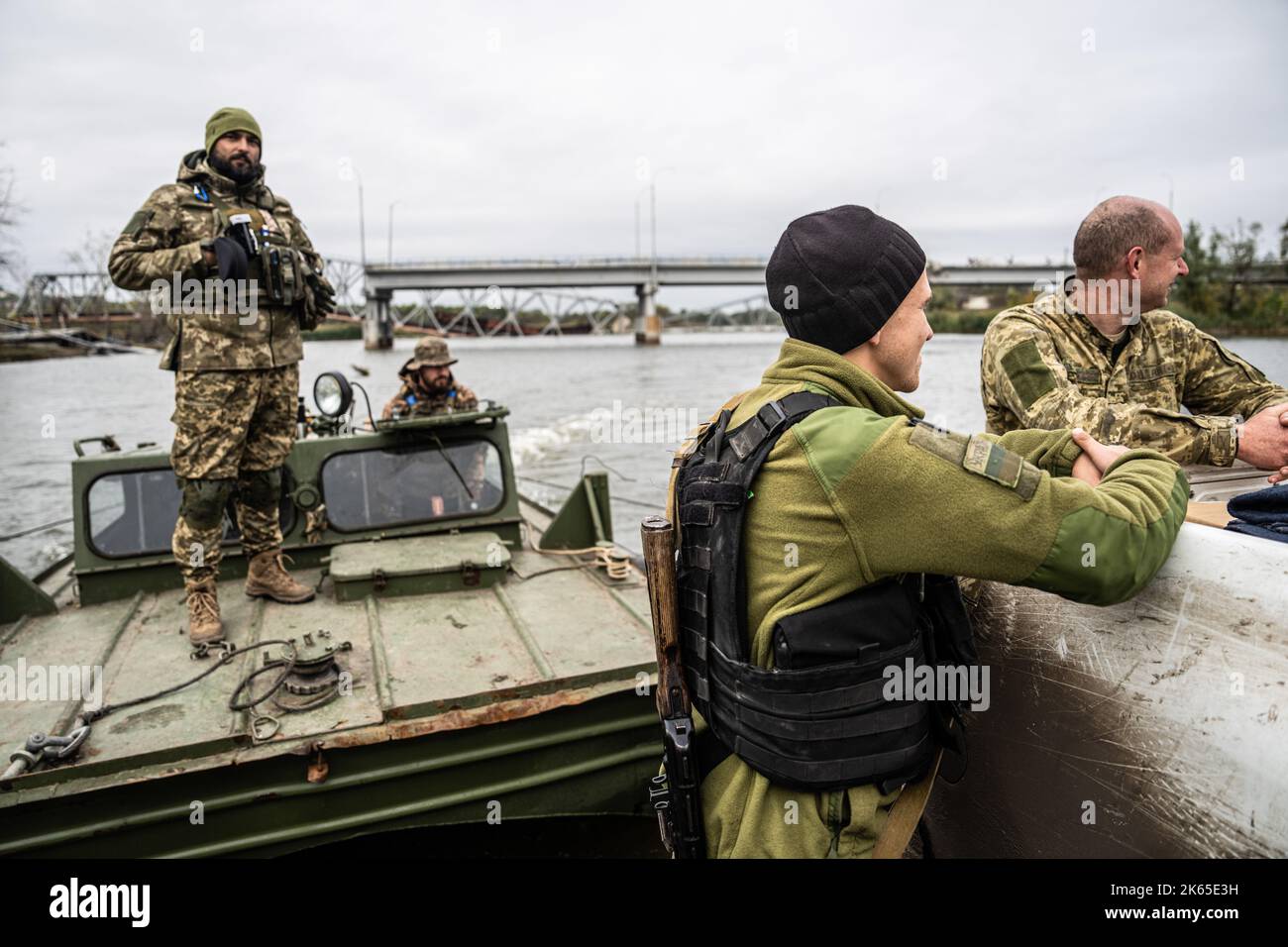 Lyman, Ukraine. 08th Oct, 2022. Soldiers on a pontoon boat used to ...
