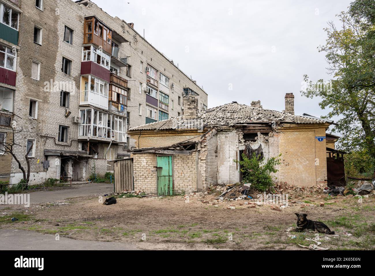 Lyman, Ukraine. 08th Oct, 2022. A badly shelled residential ...