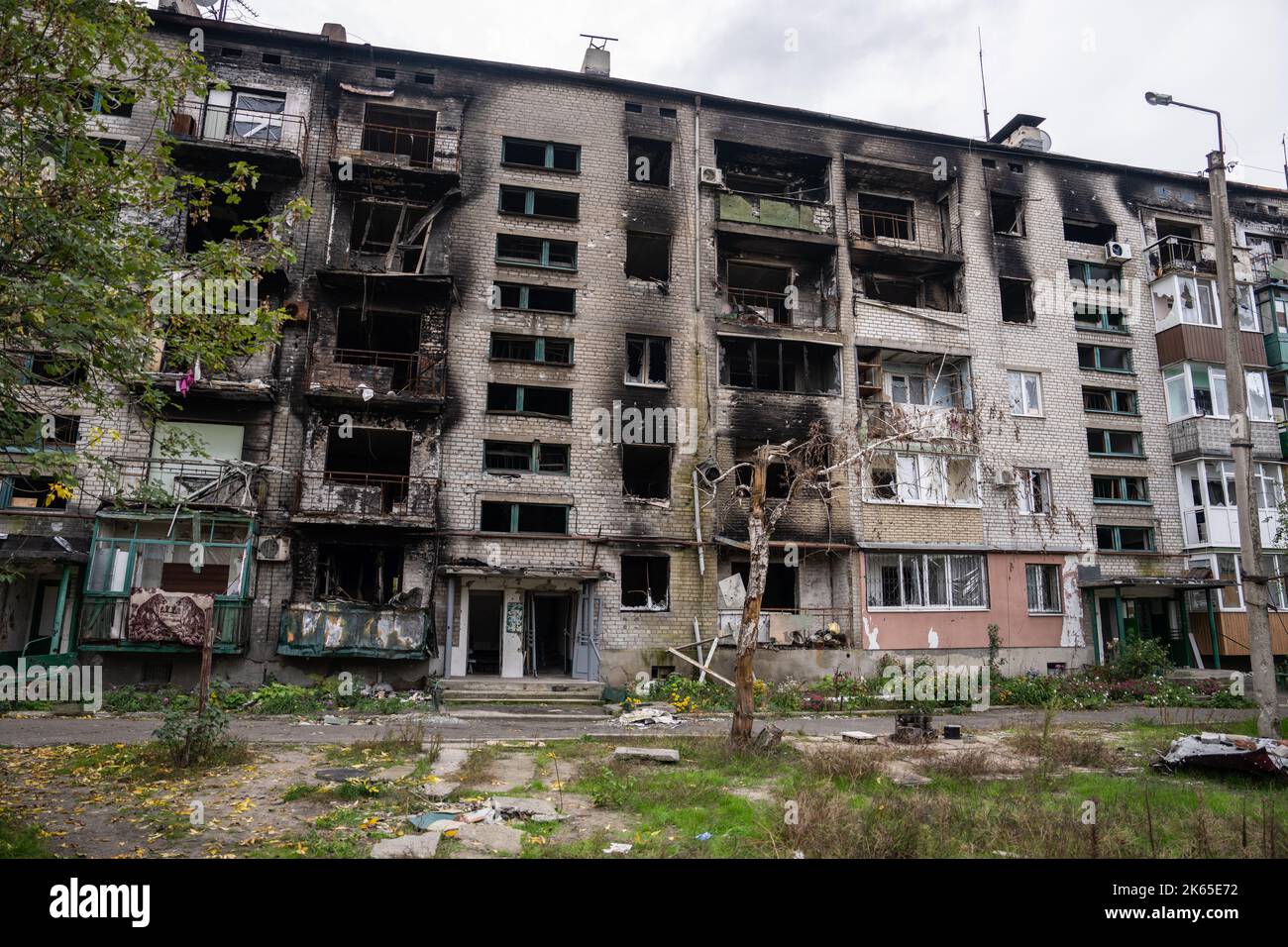 Lyman, Ukraine. 08th Oct, 2022. A badly shelled residential ...