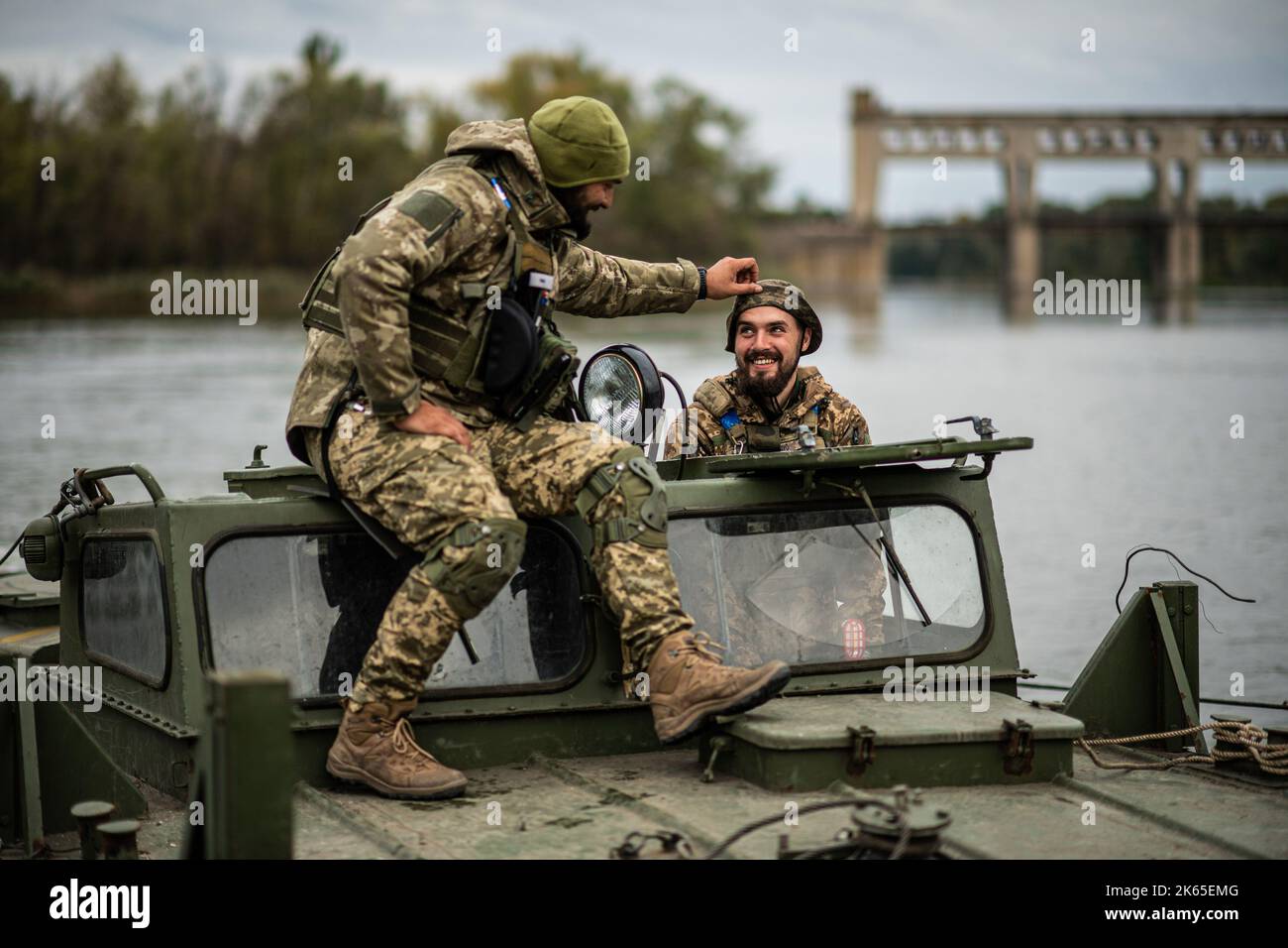 Lyman, Ukraine. 9th Oct, 2022. Soldiers drive a pontoon boat carrying ...
