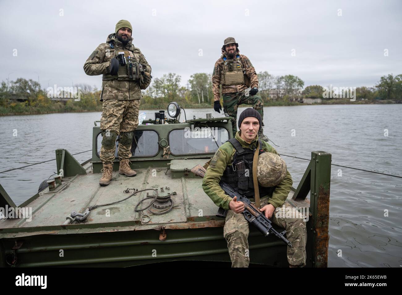 Lyman, Ukraine. 08th Oct, 2022. Soldiers on a pontoon boat used to ...