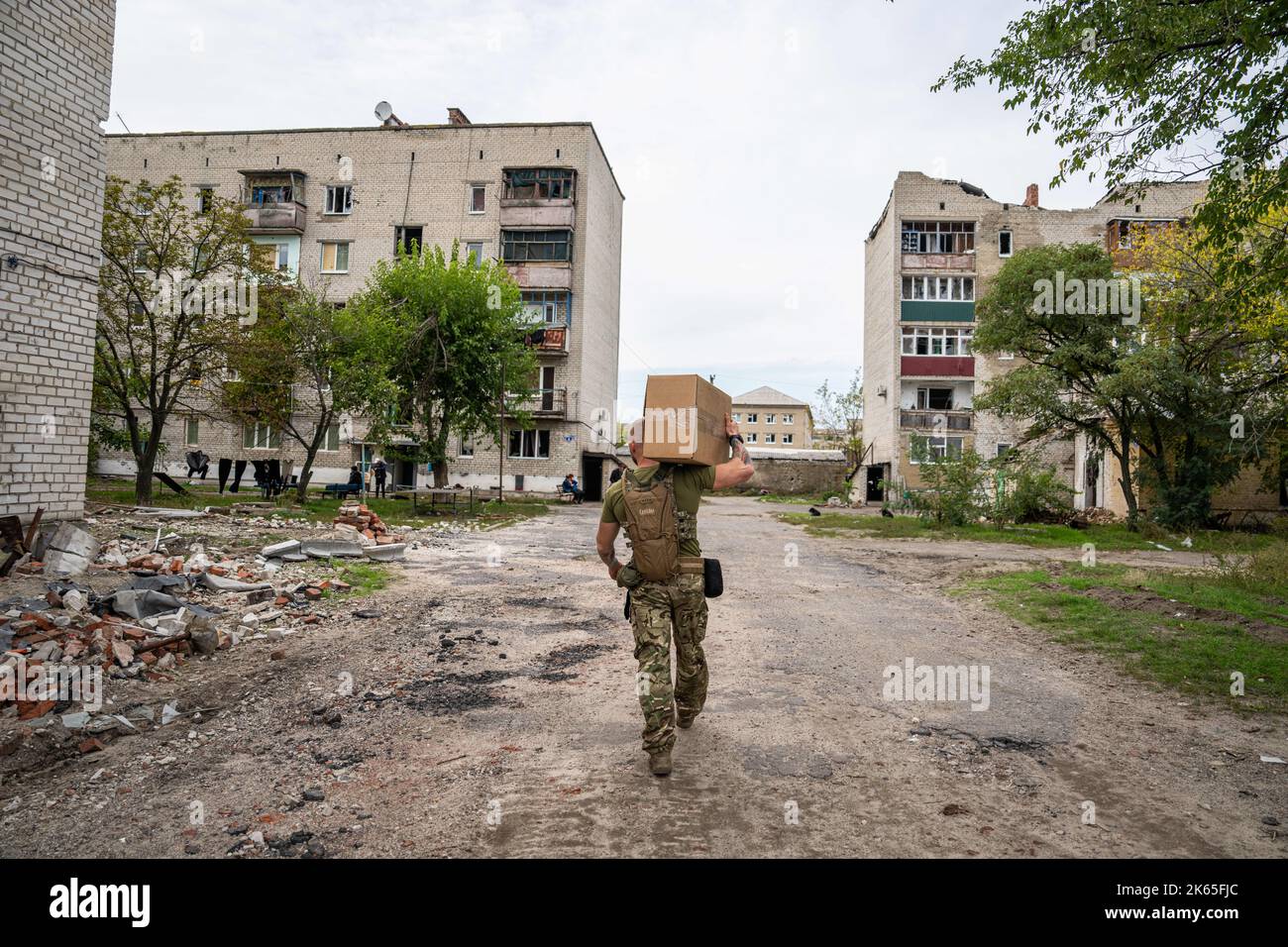 Lyman, Ukraine. 8th Oct, 2022. A soldier carries a box of humanitarian ...