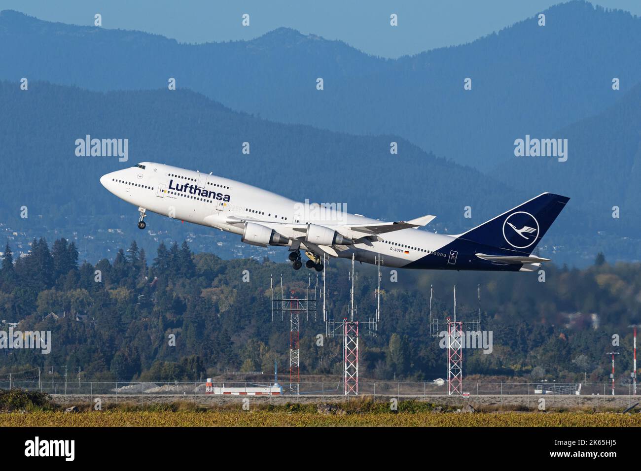 Richmond, British Columbia, Canada. 11th Oct, 2022. A Lufthansa Boeing ...