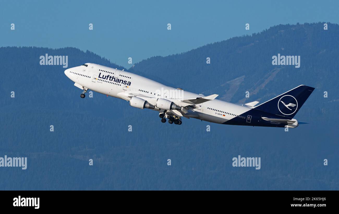 Richmond, British Columbia, Canada. 11th Oct, 2022. A Lufthansa Boeing ...