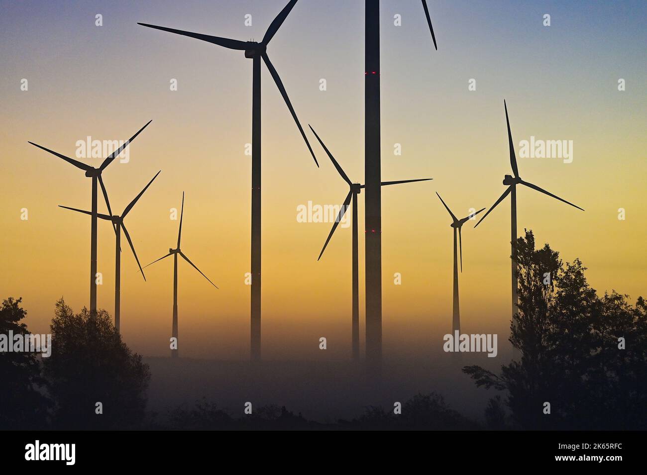 Jacobsdorf, Germany. 12th Oct, 2022. Wind turbines stand at sunrise in ...