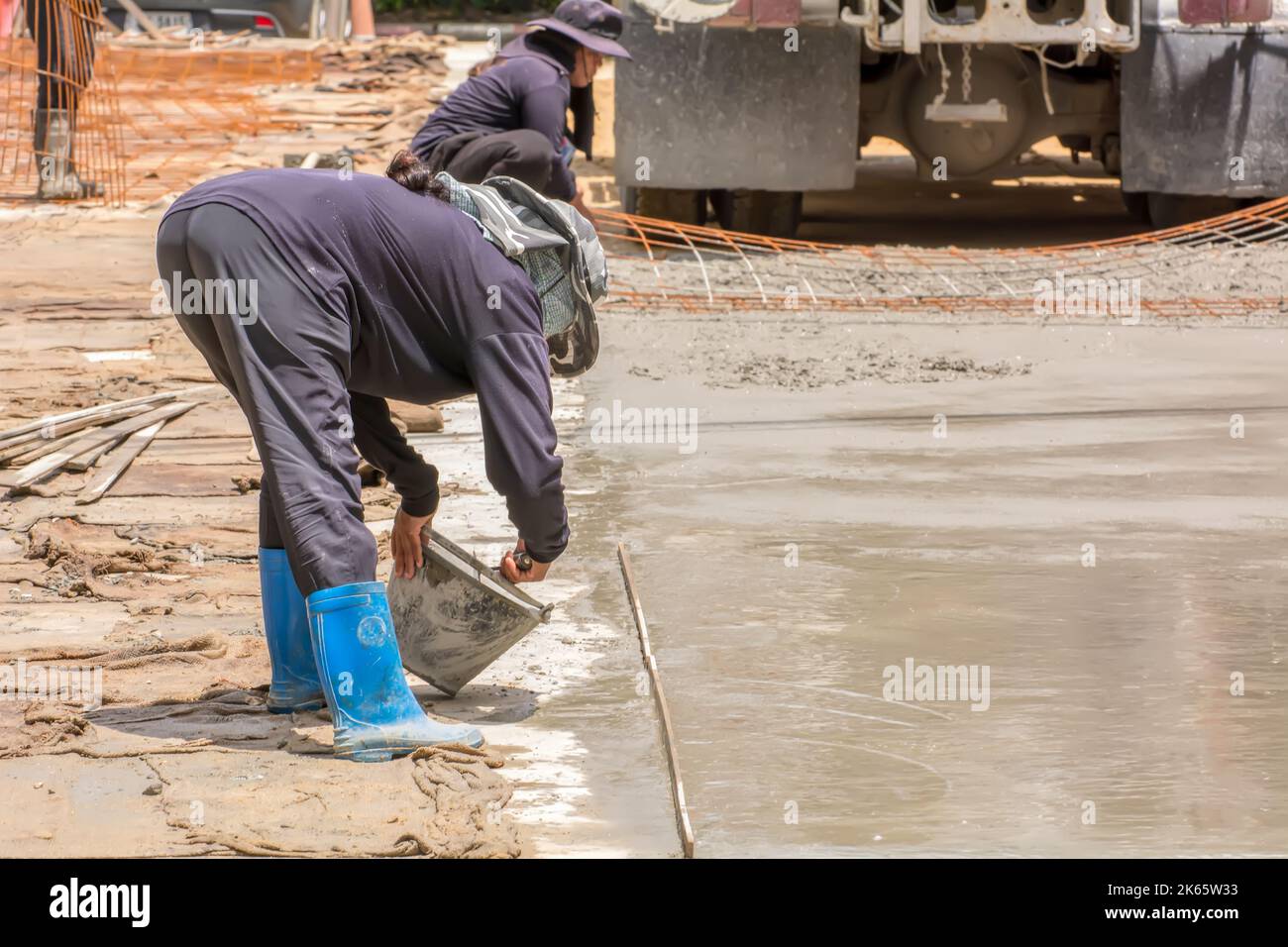Workers pouring concrete busy construction hi-res stock photography and ...