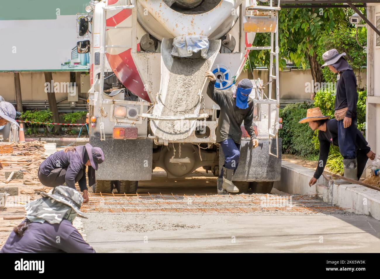 Workers pouring concrete busy construction hi-res stock photography and ...