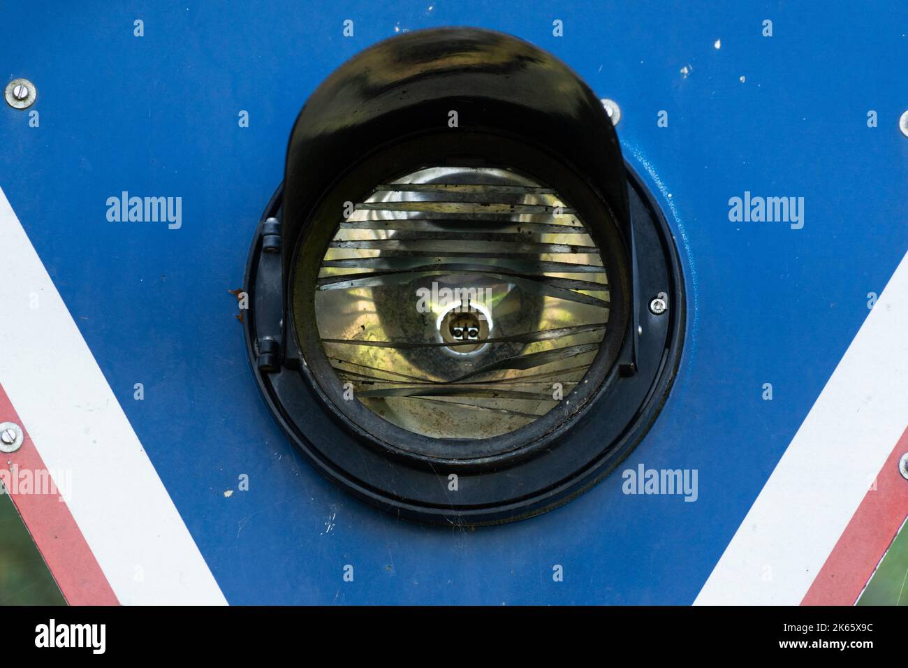Broken light on a derelict railroad crossing warning sign Stock Photo ...