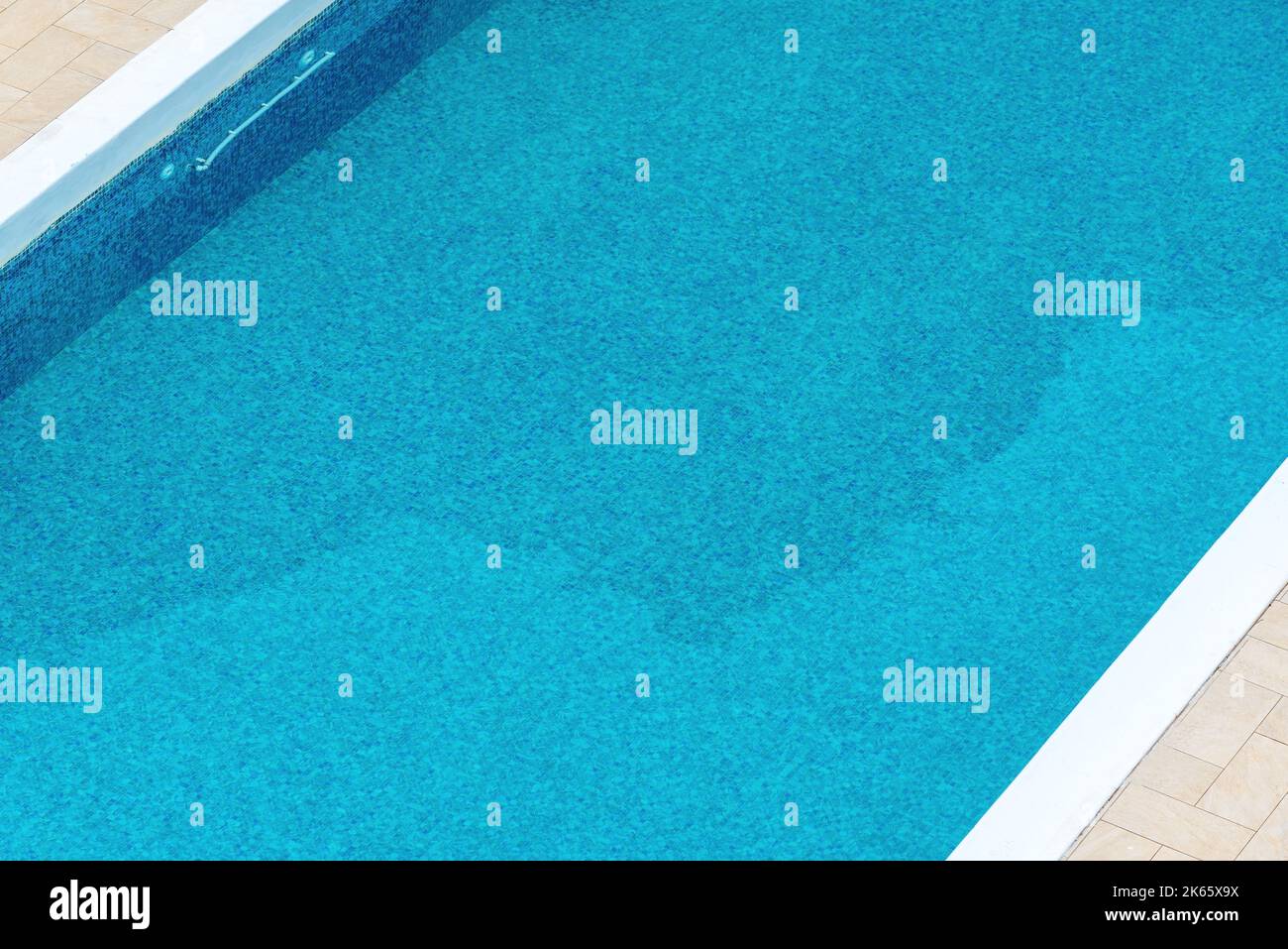 Empty swimming pool garden hi-res stock photography and images - Alamy