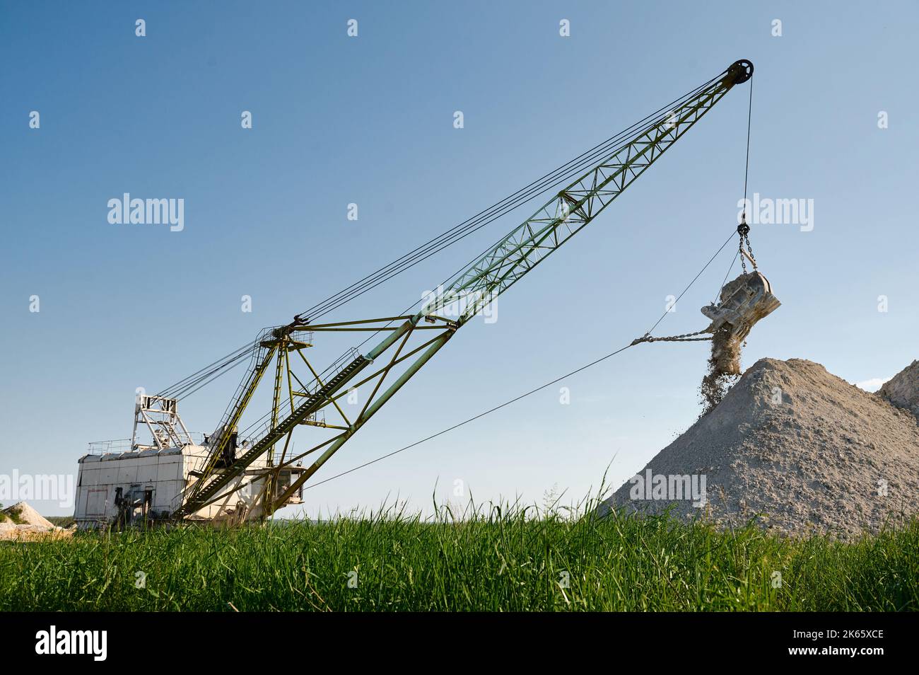 Walking dragline excavator pours chalk onto pile at quarry Stock Photo ...