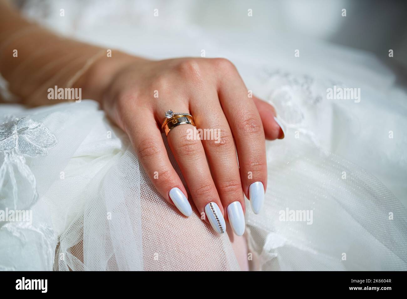 The bride's golden wedding ring on her finger on her wedding day Stock ...
