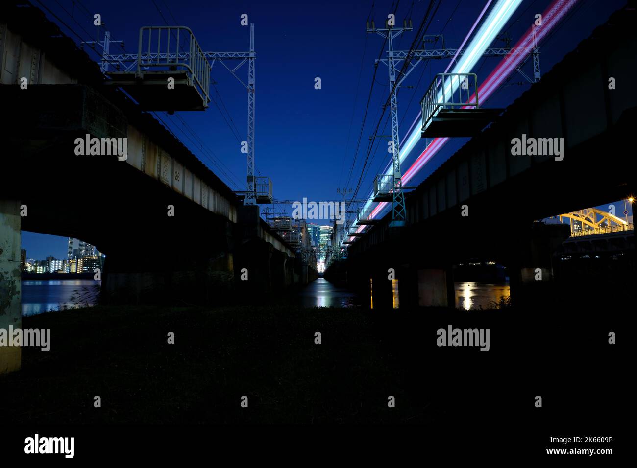 Red train bridges hi-res stock photography and images - Alamy