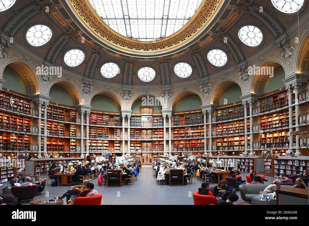 Paris (75) 2nd arrondissement. Reopening in September 2022 of the oval ...