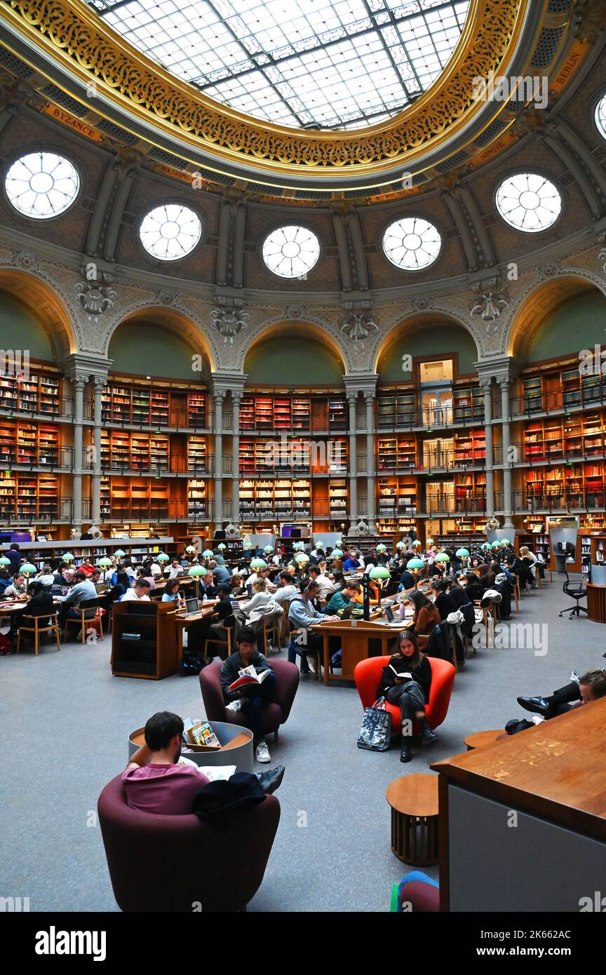 Paris (75) 2nd arrondissement. Reopening in September 2022 of the oval ...