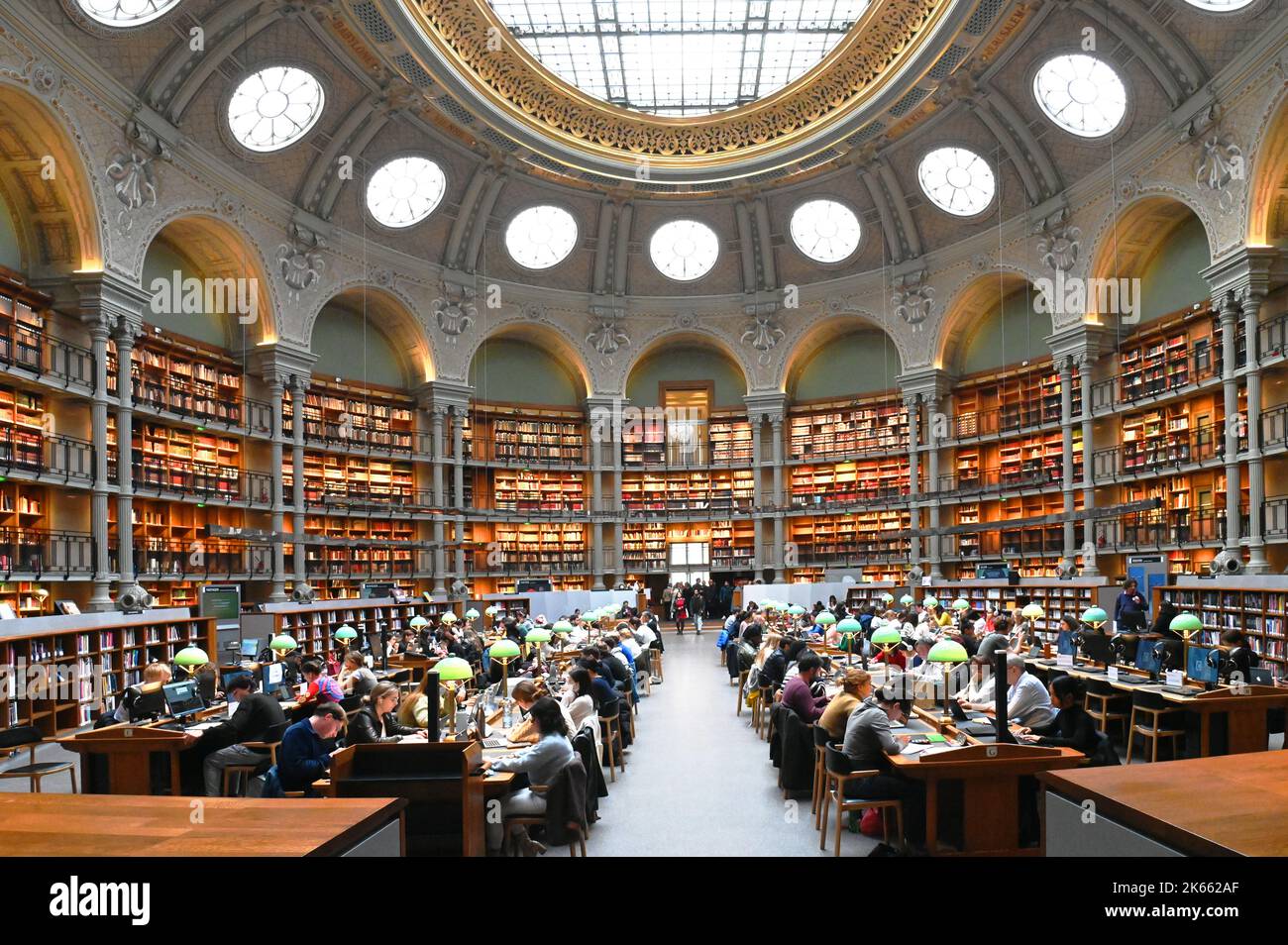 Paris (75) 2nd arrondissement. Reopening in September 2022 of the oval ...
