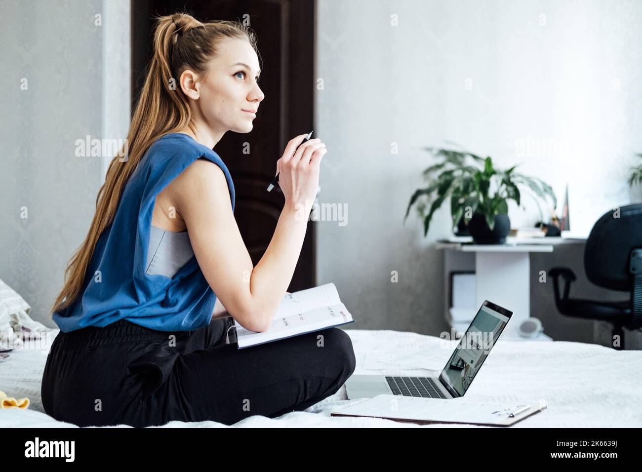 Memo on bed hi-res stock photography and images - Alamy