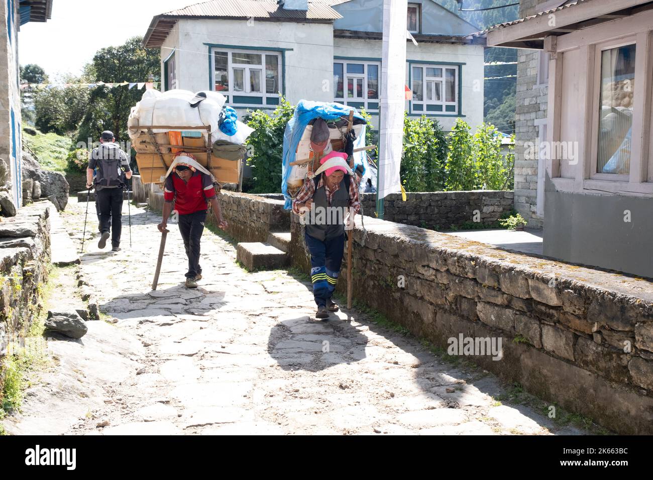 Sherpas, carrying heavy load on the Everest Way Nepal Stock Photo - Alamy
