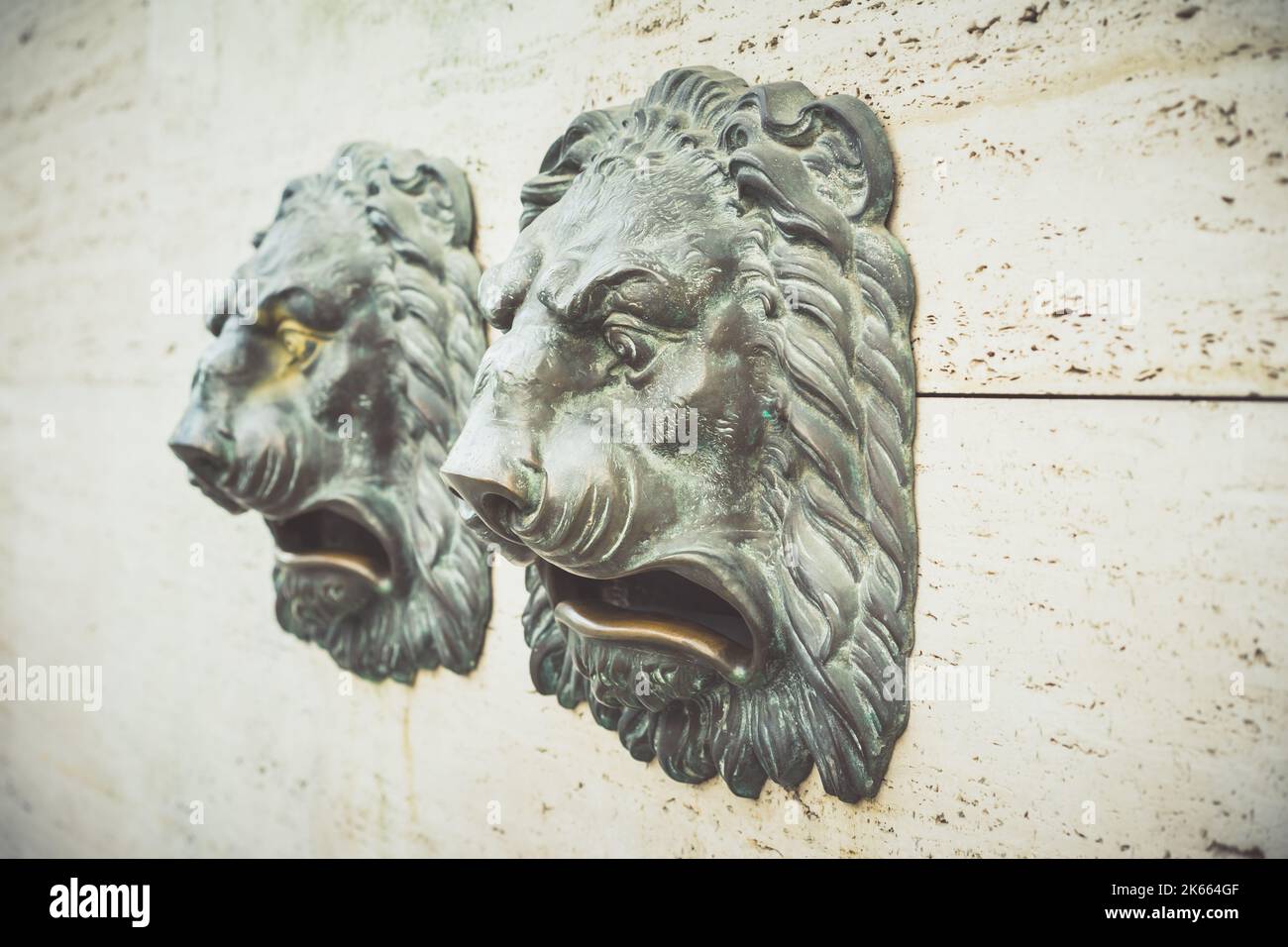 Two lion heads hi-res stock photography and images - Alamy
