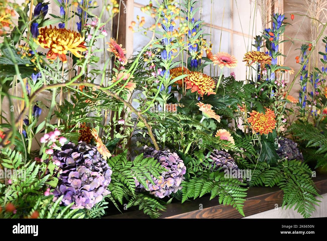 A beautiful Japanese designed Chrysanthemum flower arrangement Stock ...