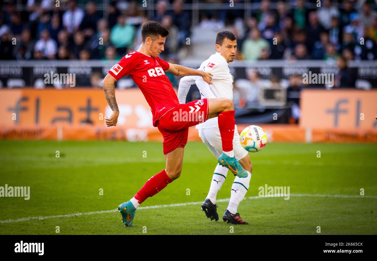 Mönchengladbach, 09.10.2022 Tor zum 4:2 durch Denis Huseinbasic (Köln) gegen Stefan Lainer (BMG ...